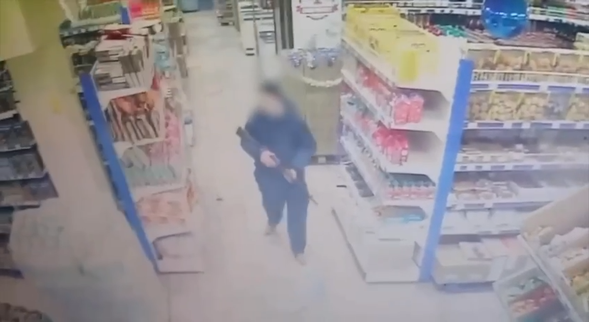 Мужчина открыл стрельбу из автомата в донецком супермаркете